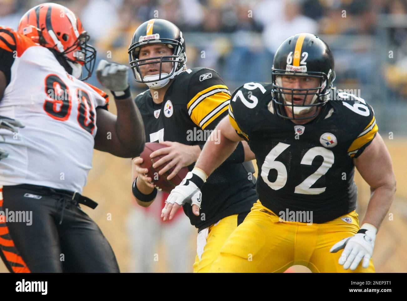 Pittsburgh Steelers quarterback Ben Roethlisberger, center, drops back ...