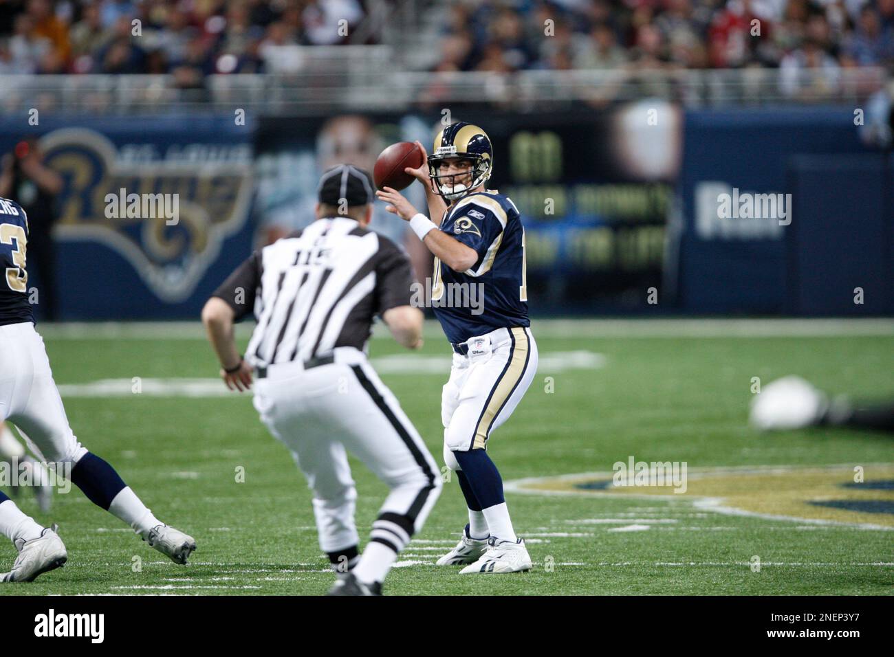 St. Louis Rams quarterback Marc Bulger sets to pass during the first ...