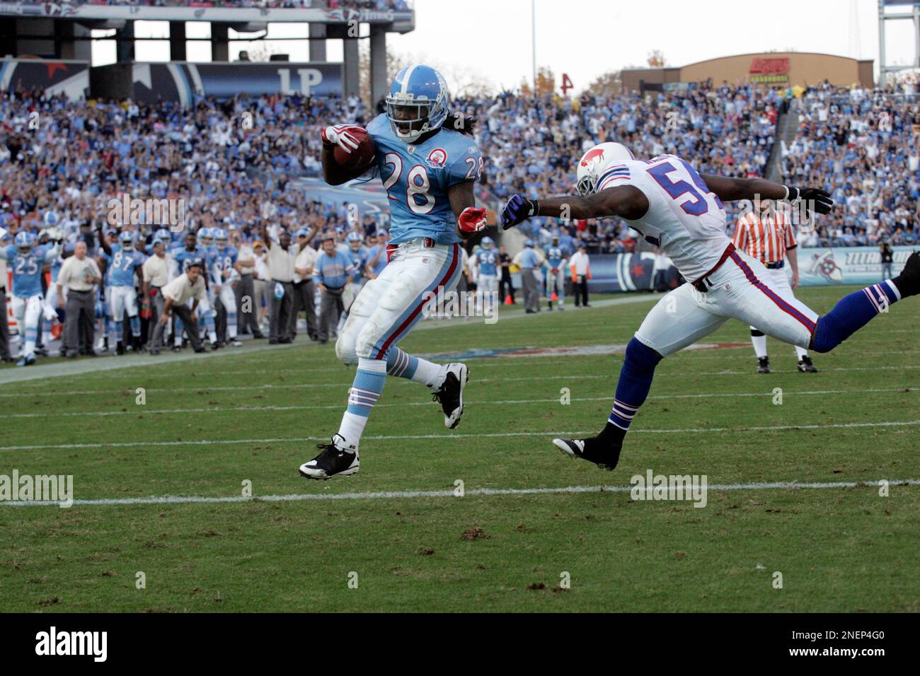 Tennessee Titans running back Chris Johnson (28) runs for a touchdown ...