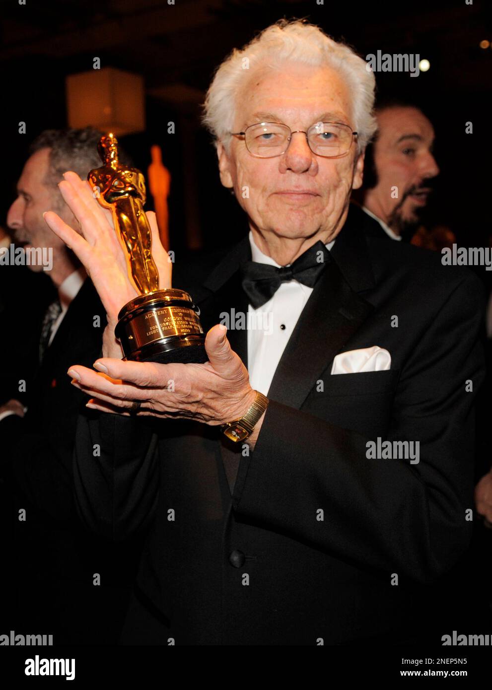 Cinematographer Gordon Willis poses with his honorary Oscar following ...