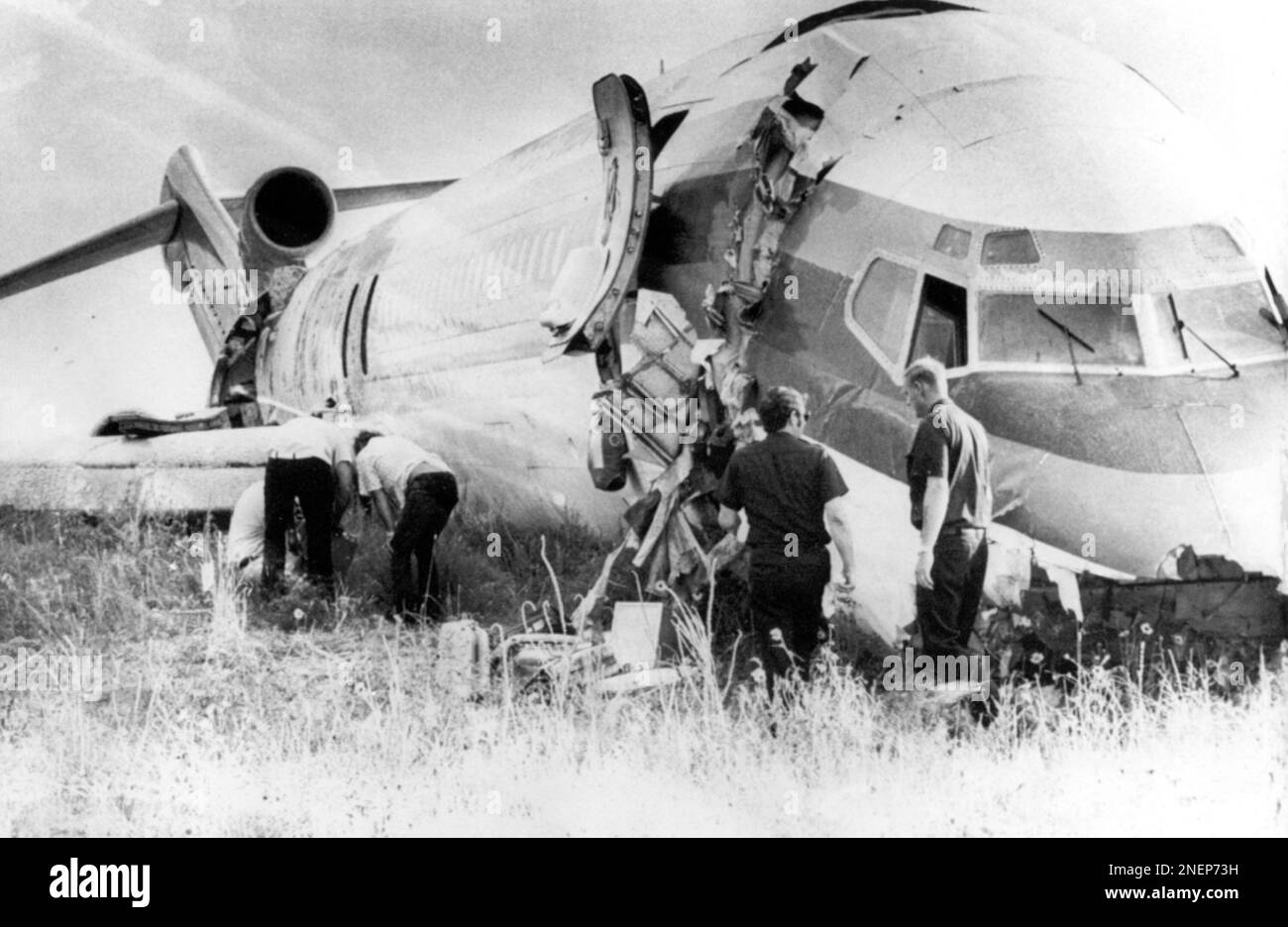 A Continental Airlines 727 crashed on its belly at Stapleton ...
