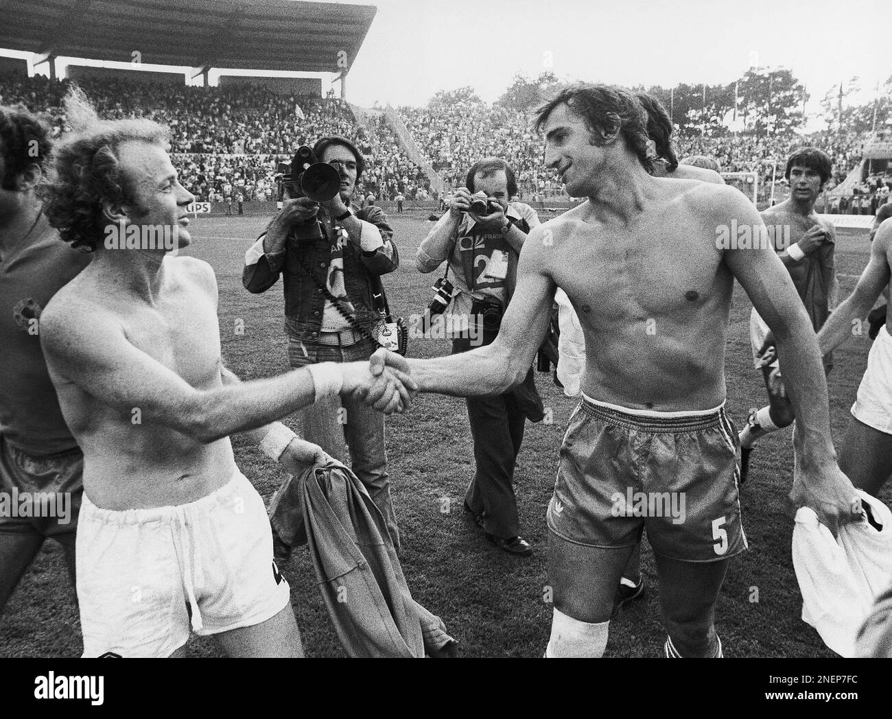 Scotland’s Billy Bremner, left and Yugoslavia’s Josip Katalinski shakes ...