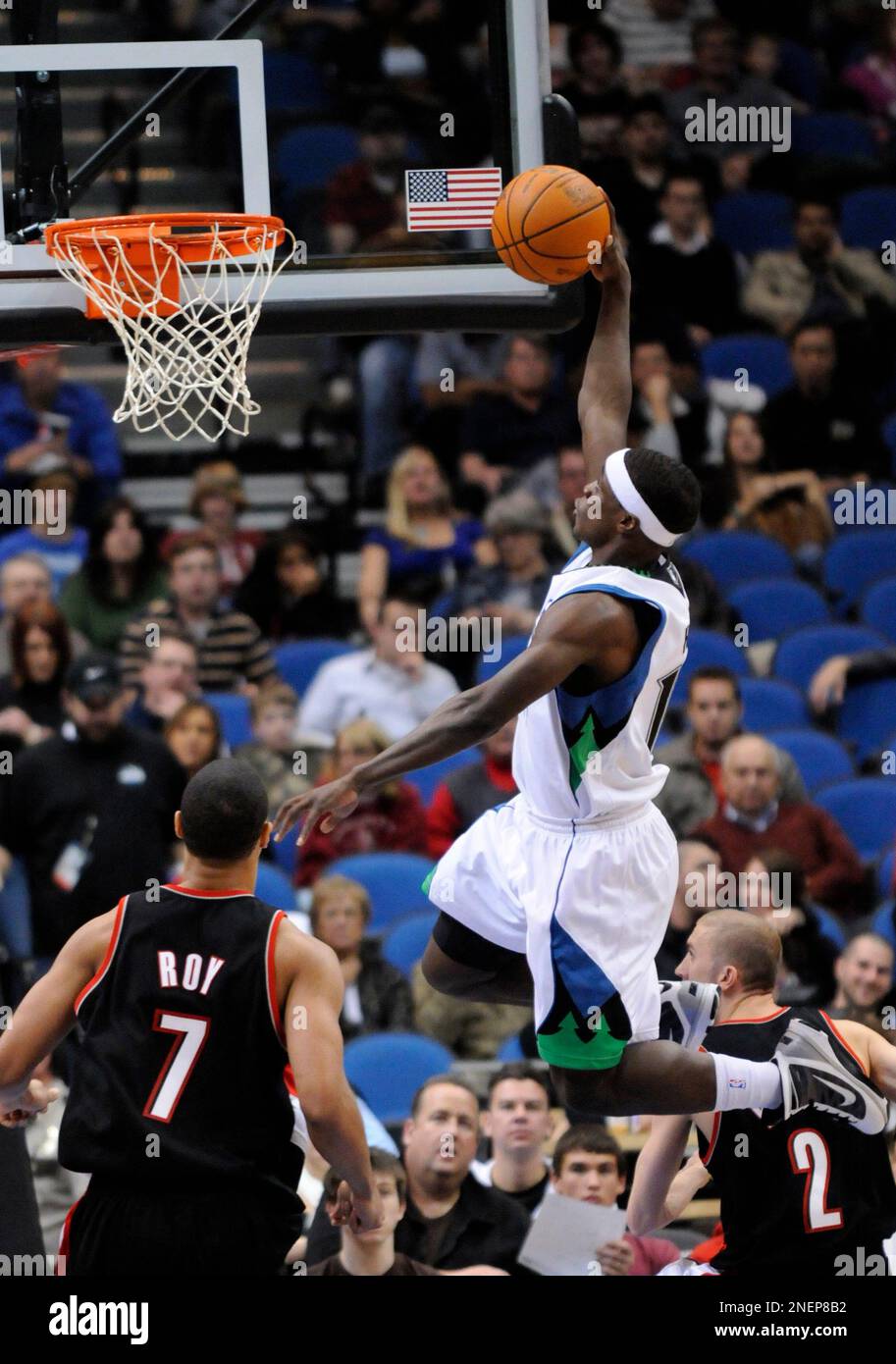 Minnesota Timberwolves' Jonny Flynn, right, drives to the basket as ...