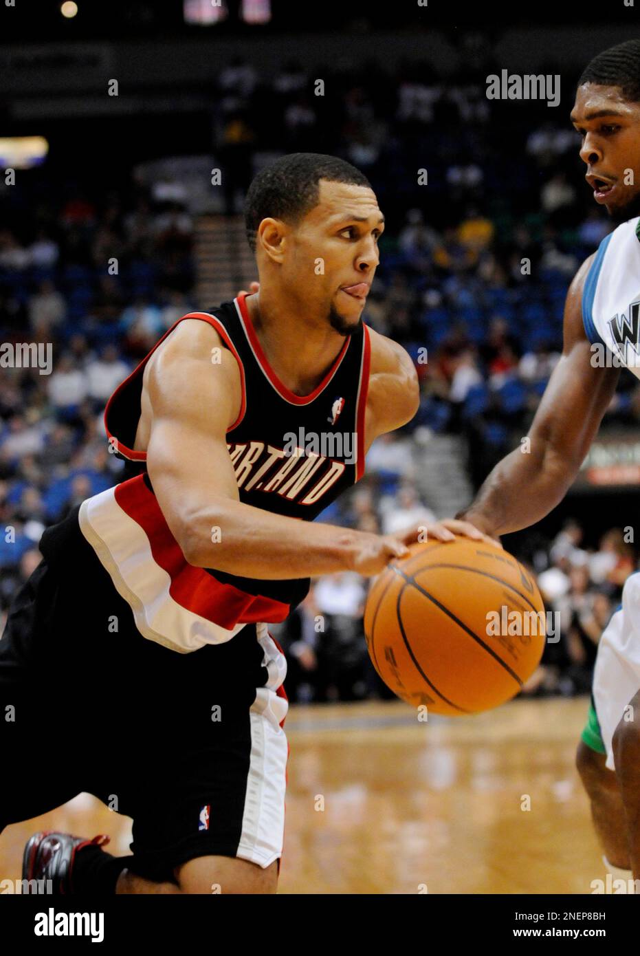 Minnesota Timberwolves' Ryan Gomes, right, defends as Portland Trail ...