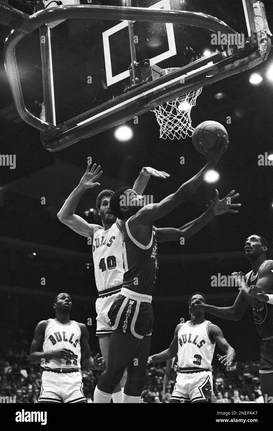 Golden State Warriors Eric Floyd shoots around Chicago Bulls Dave ...