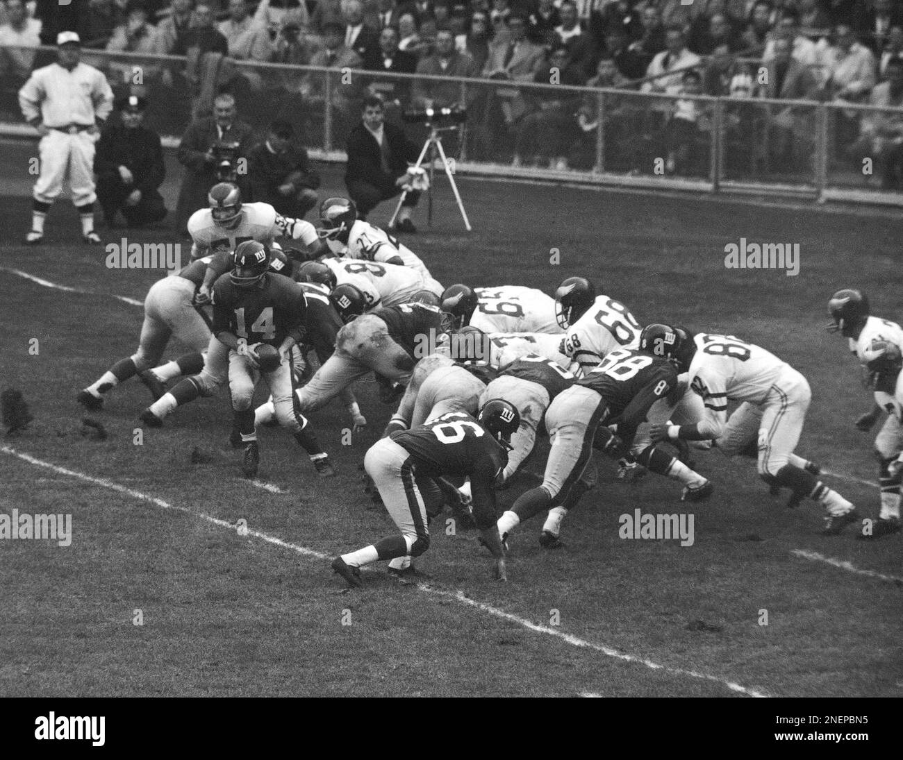 New York Giants quarterback Y.A. Tittle (14) hands football off to ...
