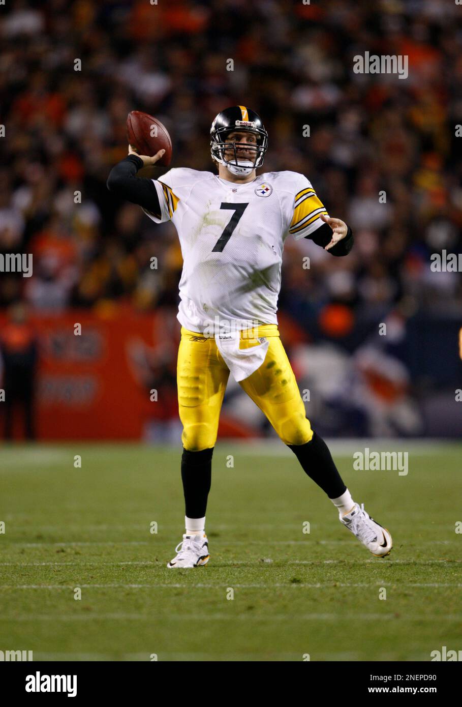 Pittsburgh Steelers quarterback Ben Roethlisberger passes against the ...