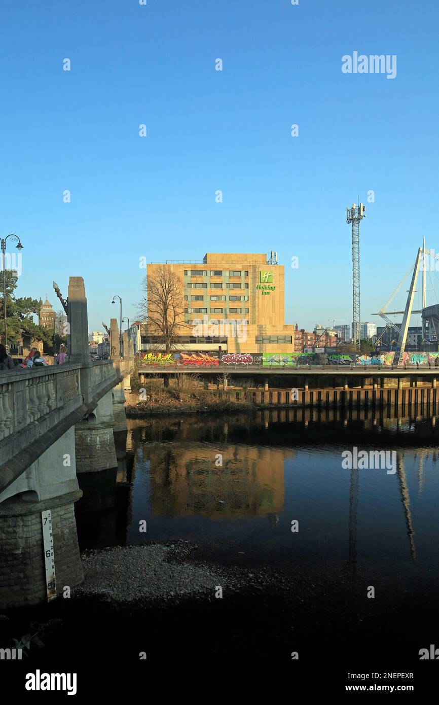 City reflection of rivers hi-res stock photography and images - Alamy