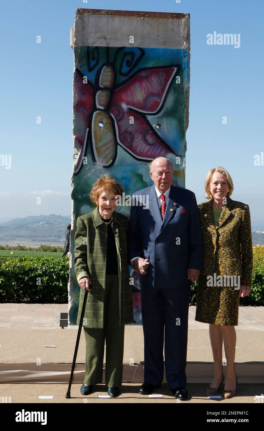 Former First Lady Nancy Reagan, left, and George Shultz, Secretary of ...