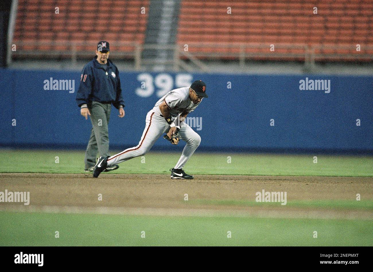 San Francisco Giants shortstop Jose Vizcaino fields a ground ball by ...