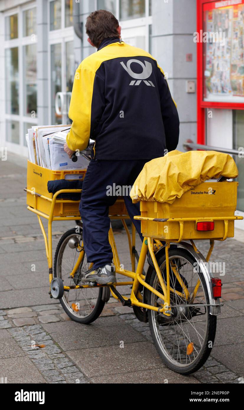 Ein Postbote verteilt am Donnerstag, 5. November 2009, in Bremen Briefe ...