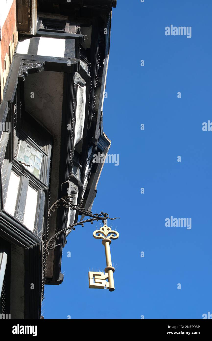 Hanging Key sign outside old half-timbered building in Tewkesbury ...