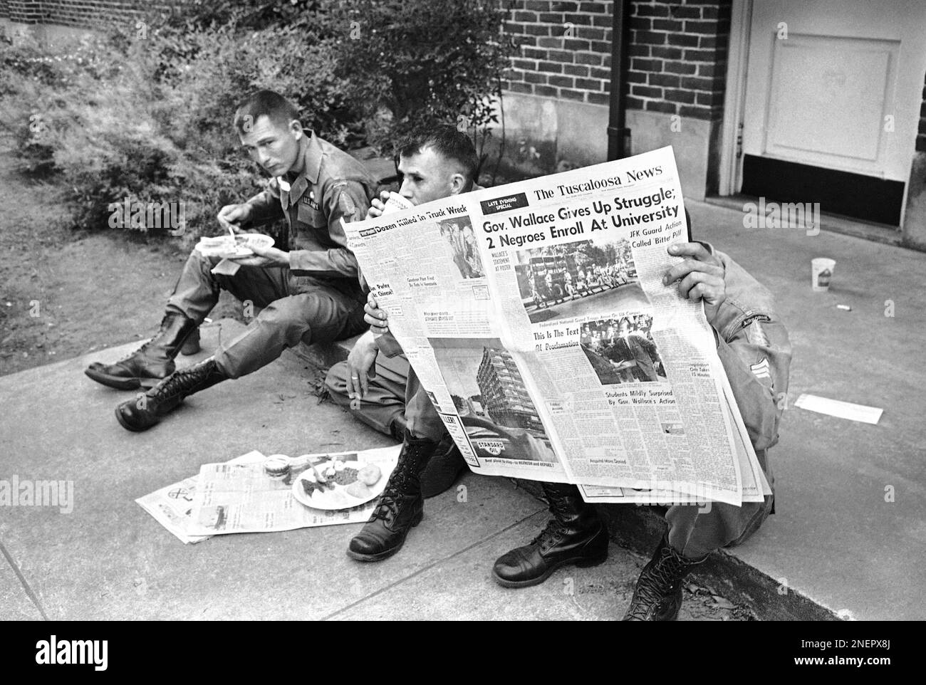 Federalized National Guardsmen have a curbstone dinner on the campus of ...