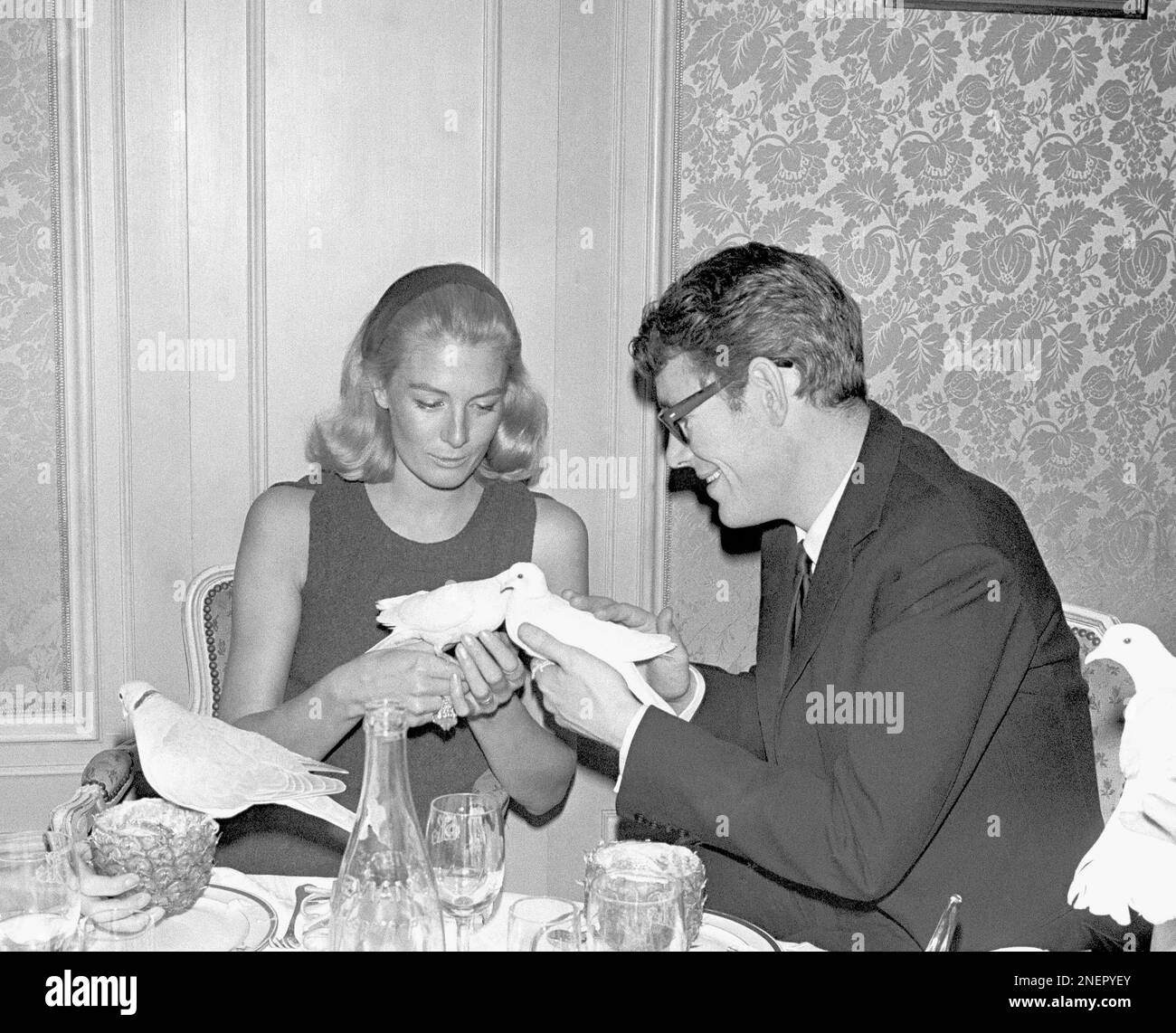 Peter O'Toole, right, who received prize for Best Masculine Foreign ...