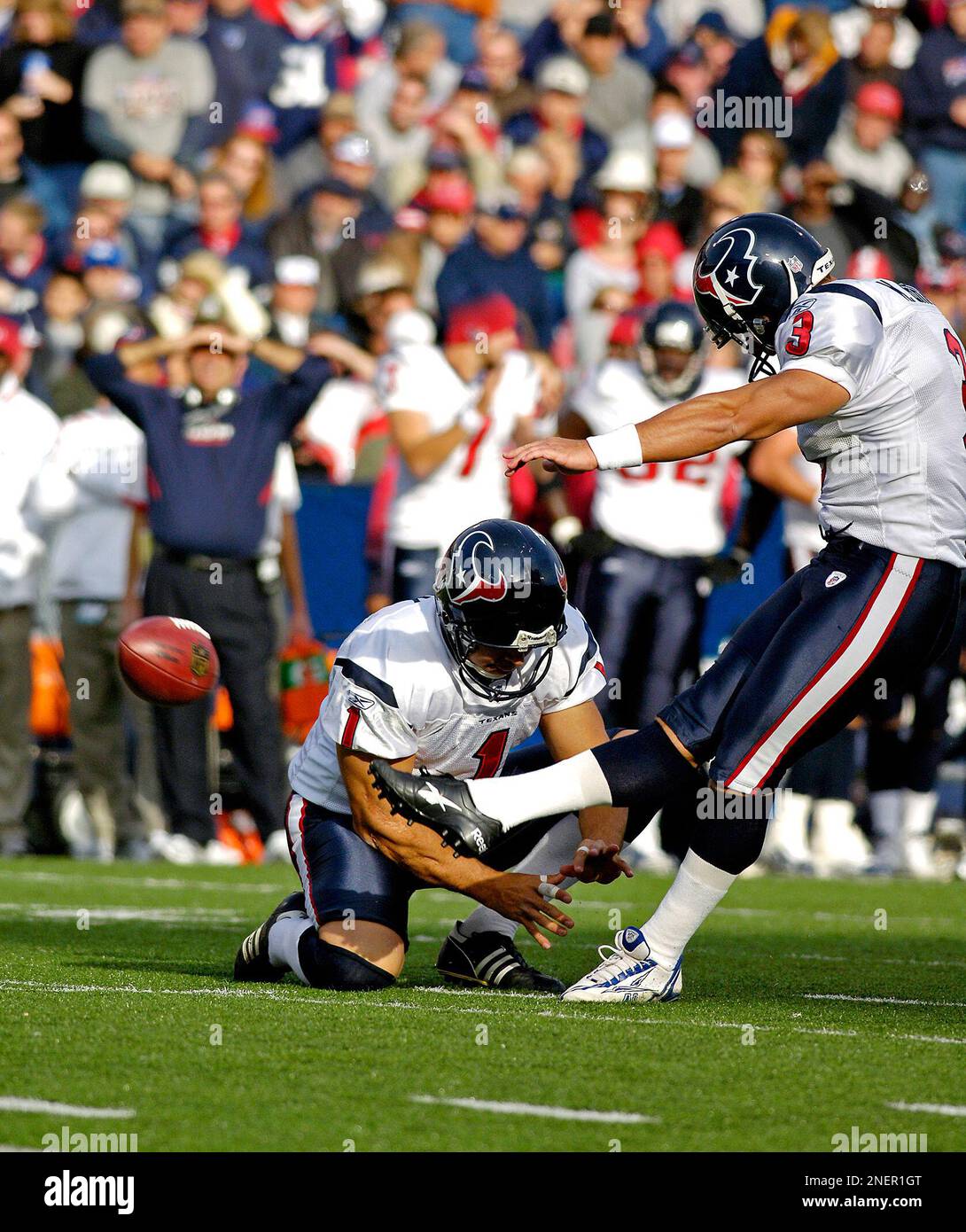 Houston Texans kicker Kris Brown, right, converts an extra-point with ...