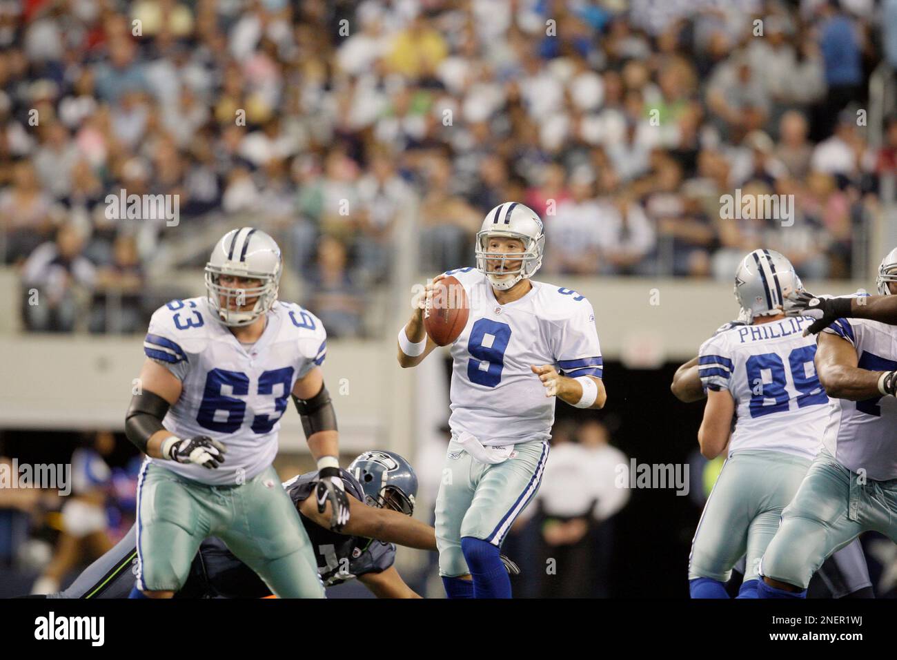 Dallas Cowboys quarterback Tony Romo (9) Cowboys guard Kyle Kosier (63 ...