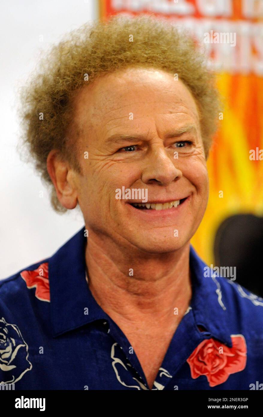 Art Garfunkel at the 25th Anniversary Rock & Roll Hall of Fame concert ...