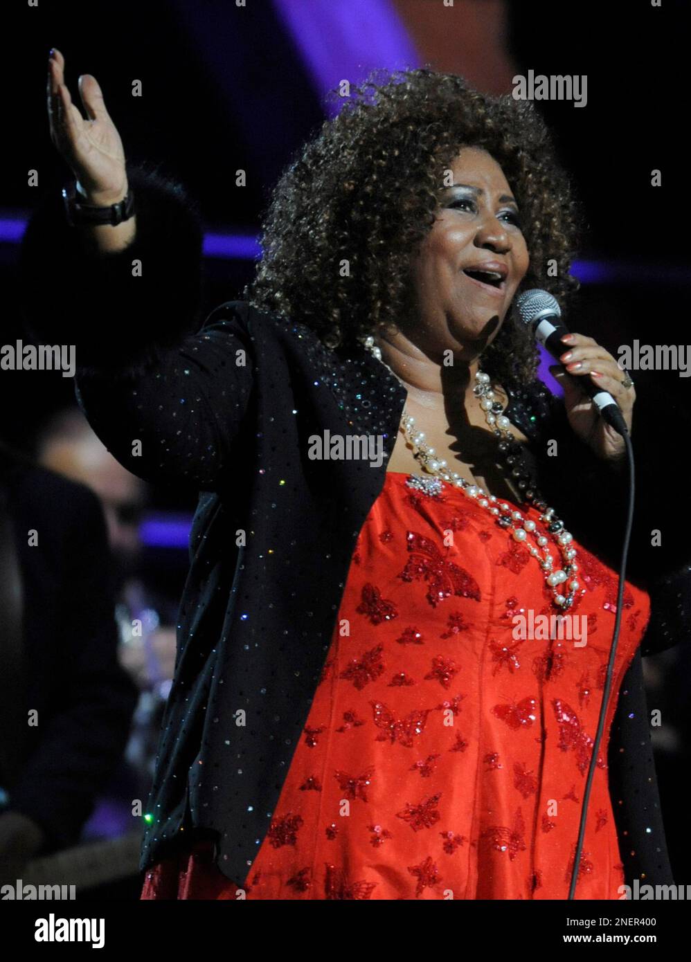 Aretha Franklin, left, and Annie Lennox perform at the 25th Anniversary ...