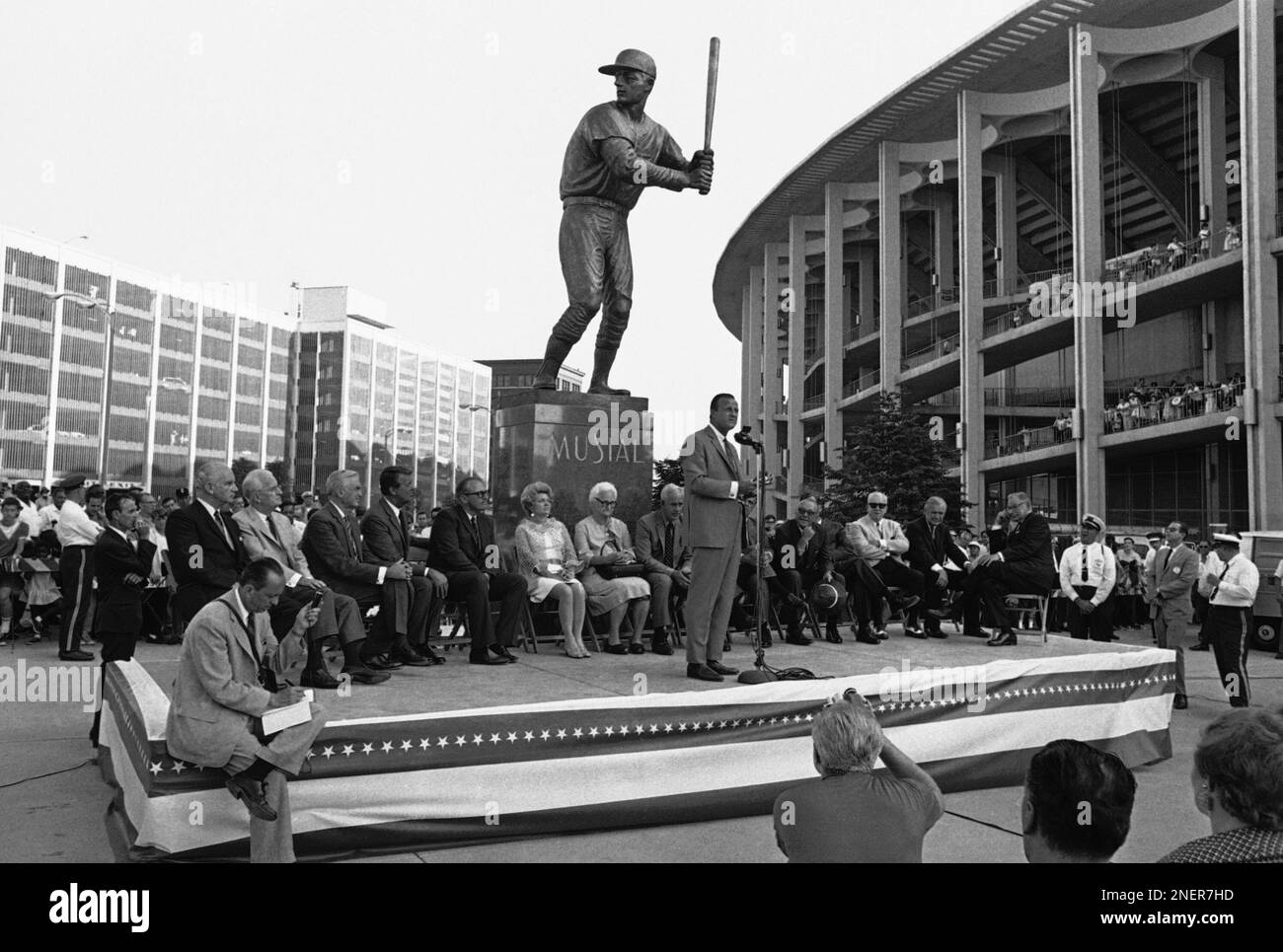 Stan Musial, the former St. Louis Cardinals slugger, address a large ...