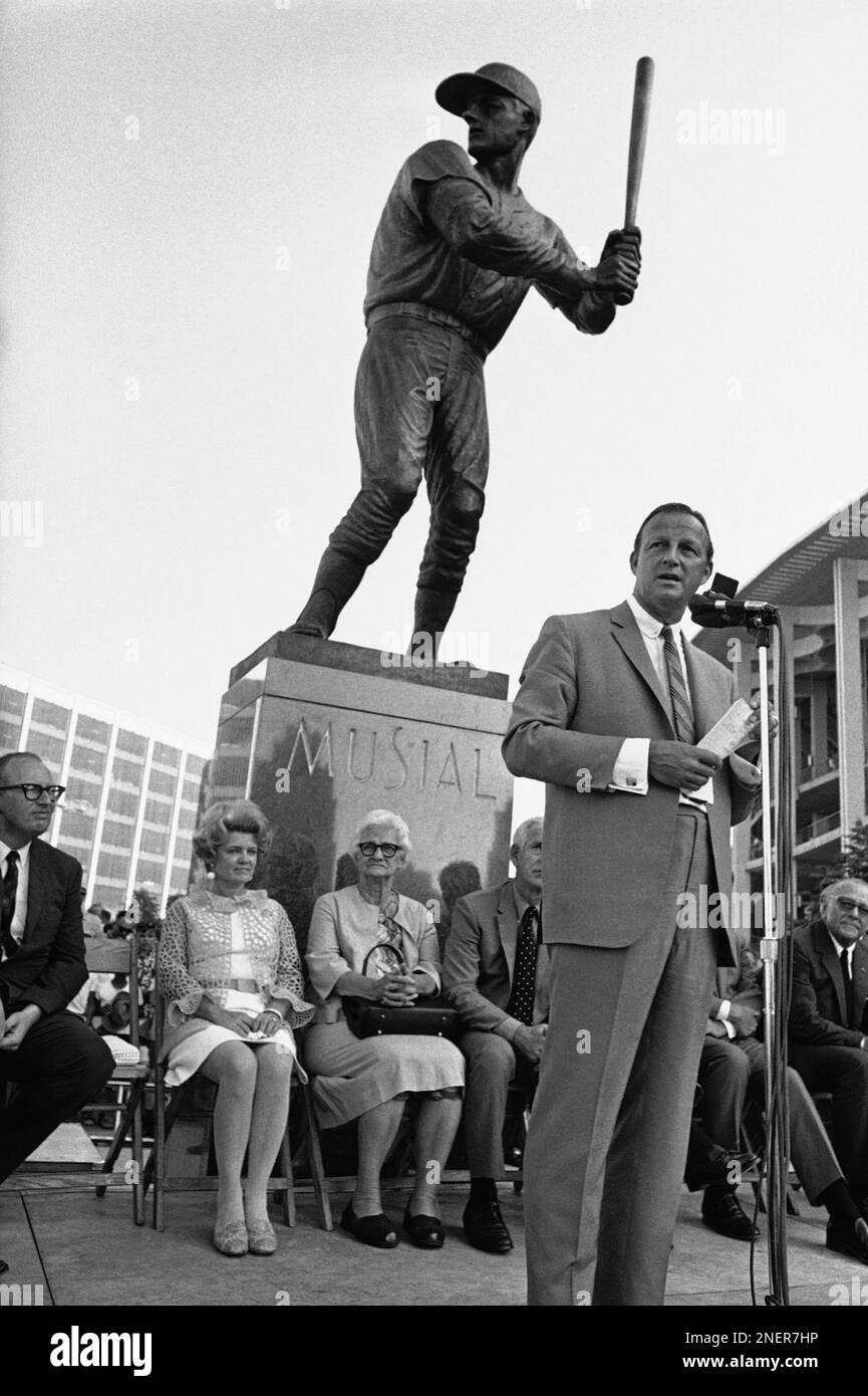 Stan Musial, the former St. Louis Cardinals slugger, address a large ...