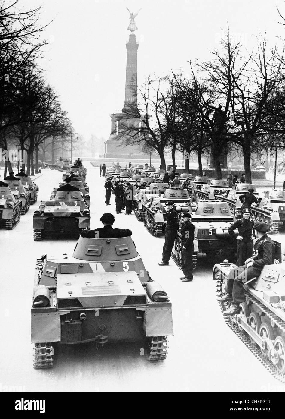 Tanks lining up outside the Brandenburg Gate near the Statue of Victory ...