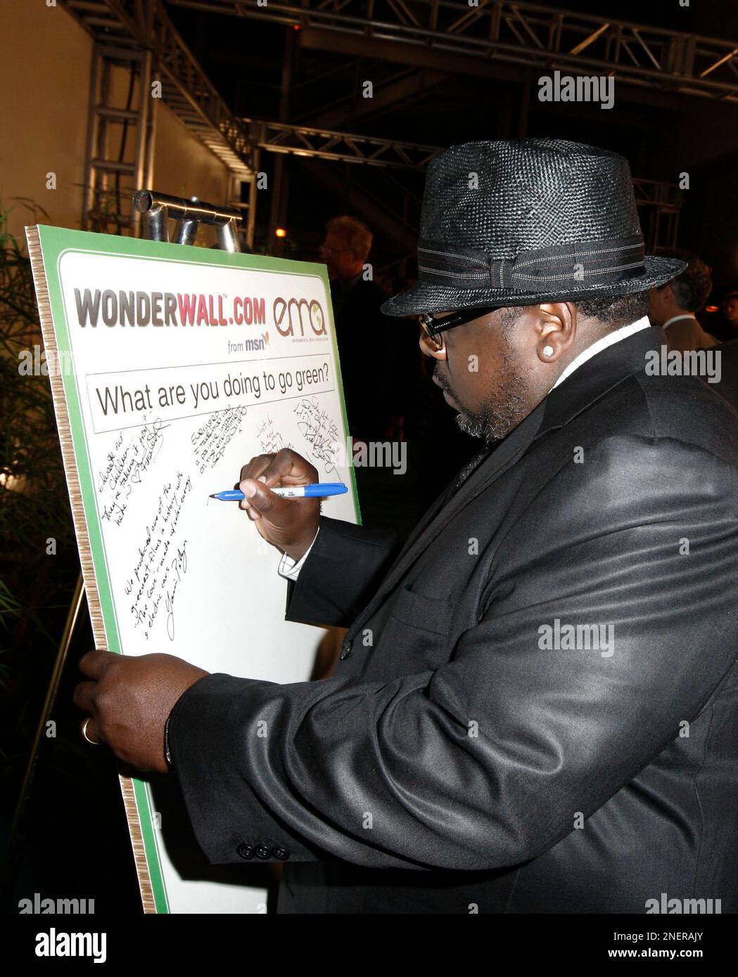 Comedian and show host Cedric the Entertainer signs the wonderwall.com ...
