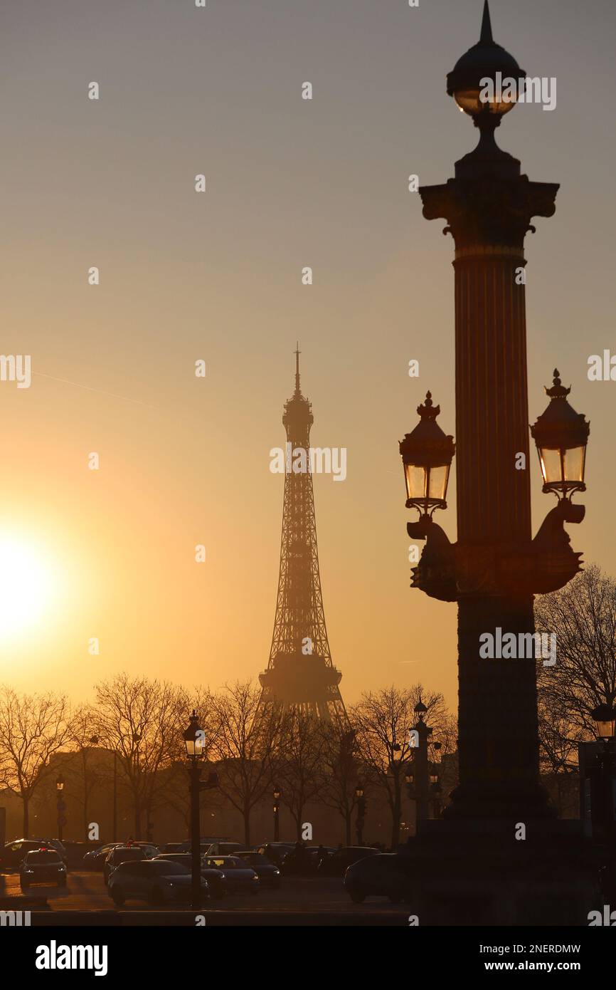 The famous Concorde square at sunset with Eiffel tower in the ...