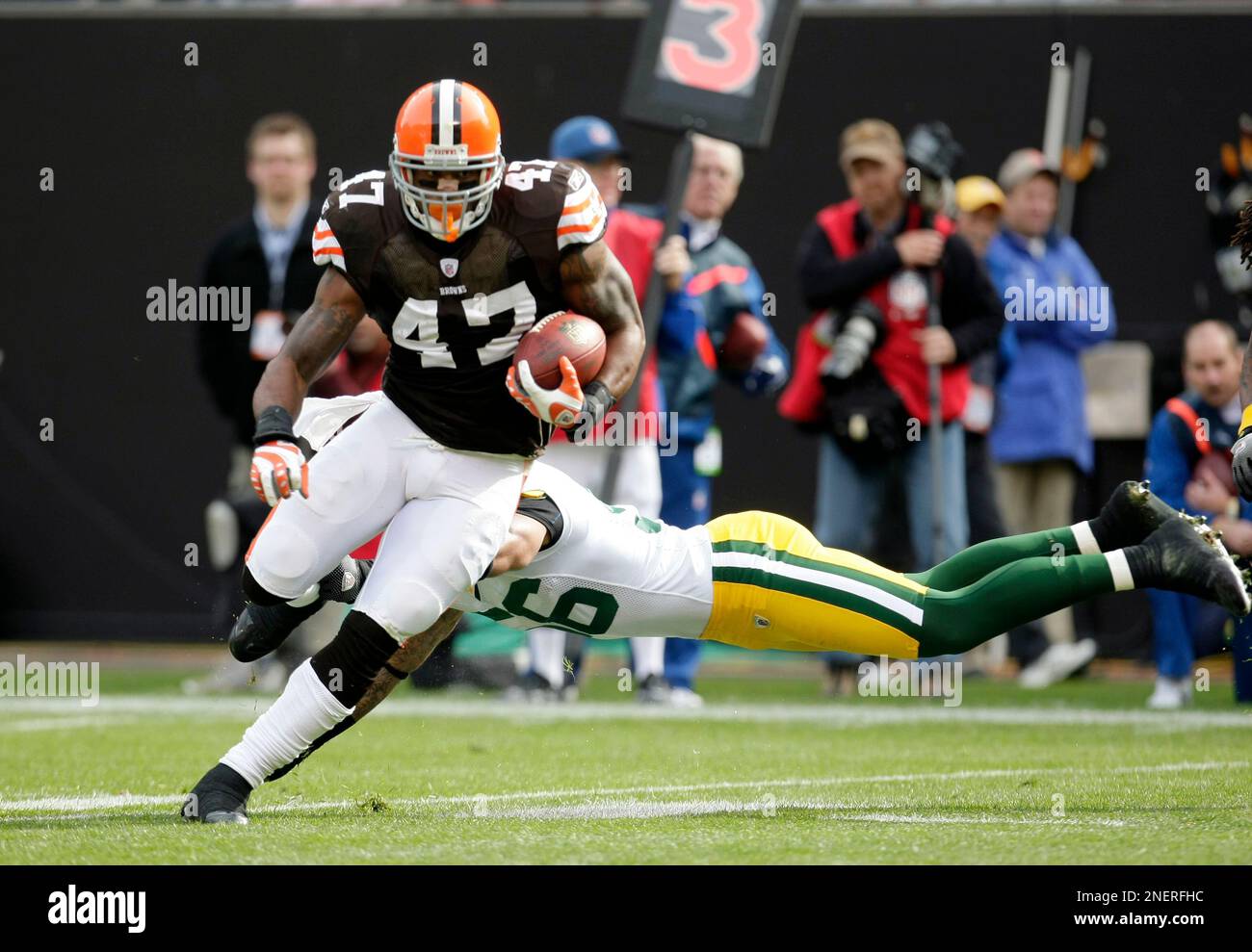 Cleveland Browns fullback Lawrence Vickers (47) runs past Green Bay ...