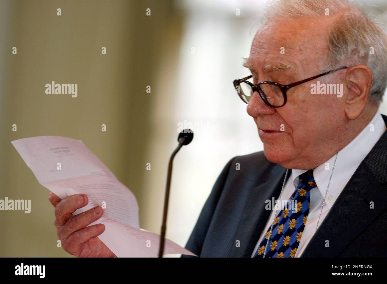 Financial guru Warren Buffett reads an old letter from economist David ...