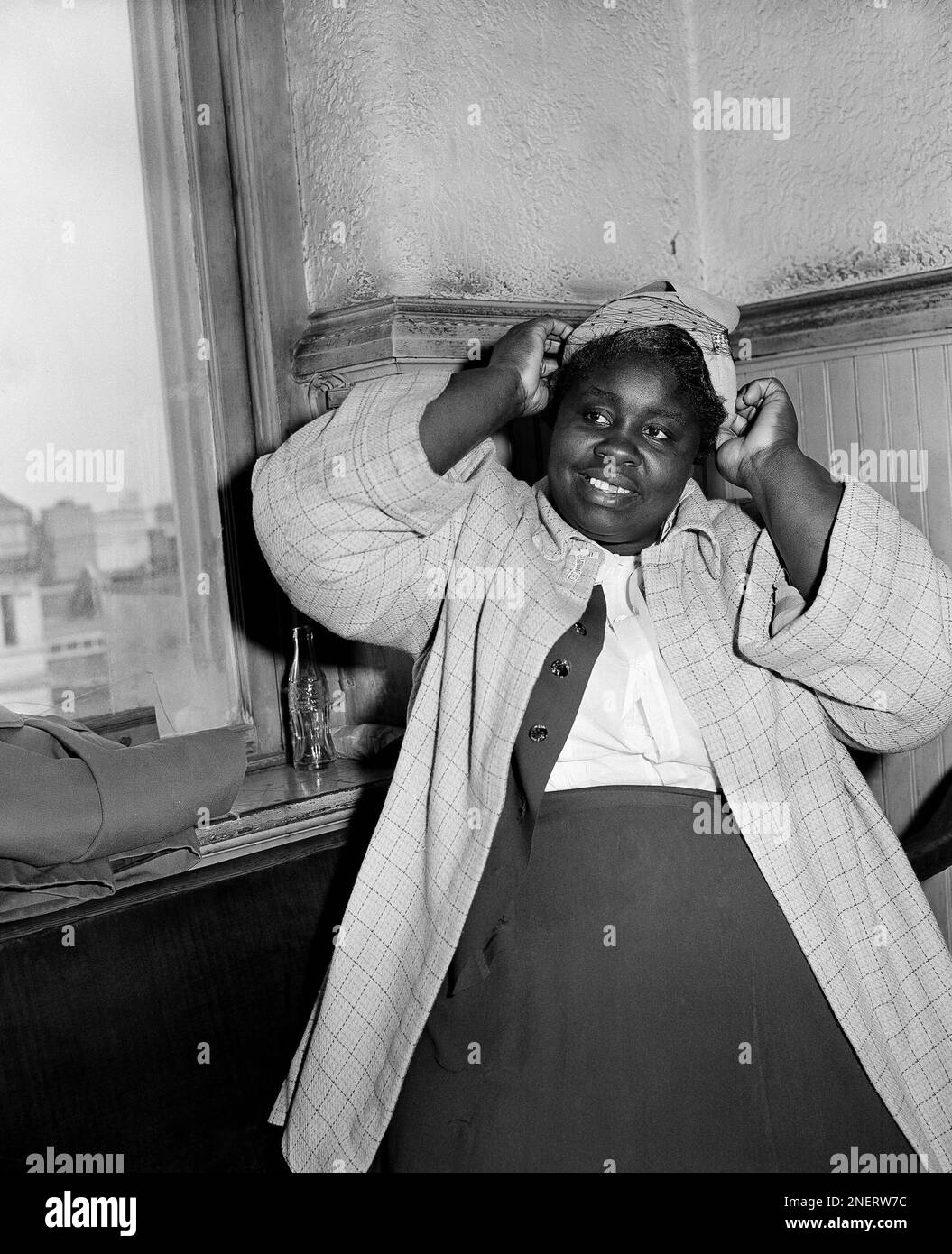 Georgia Gilmore adjusts her hat for the photographers after she ...