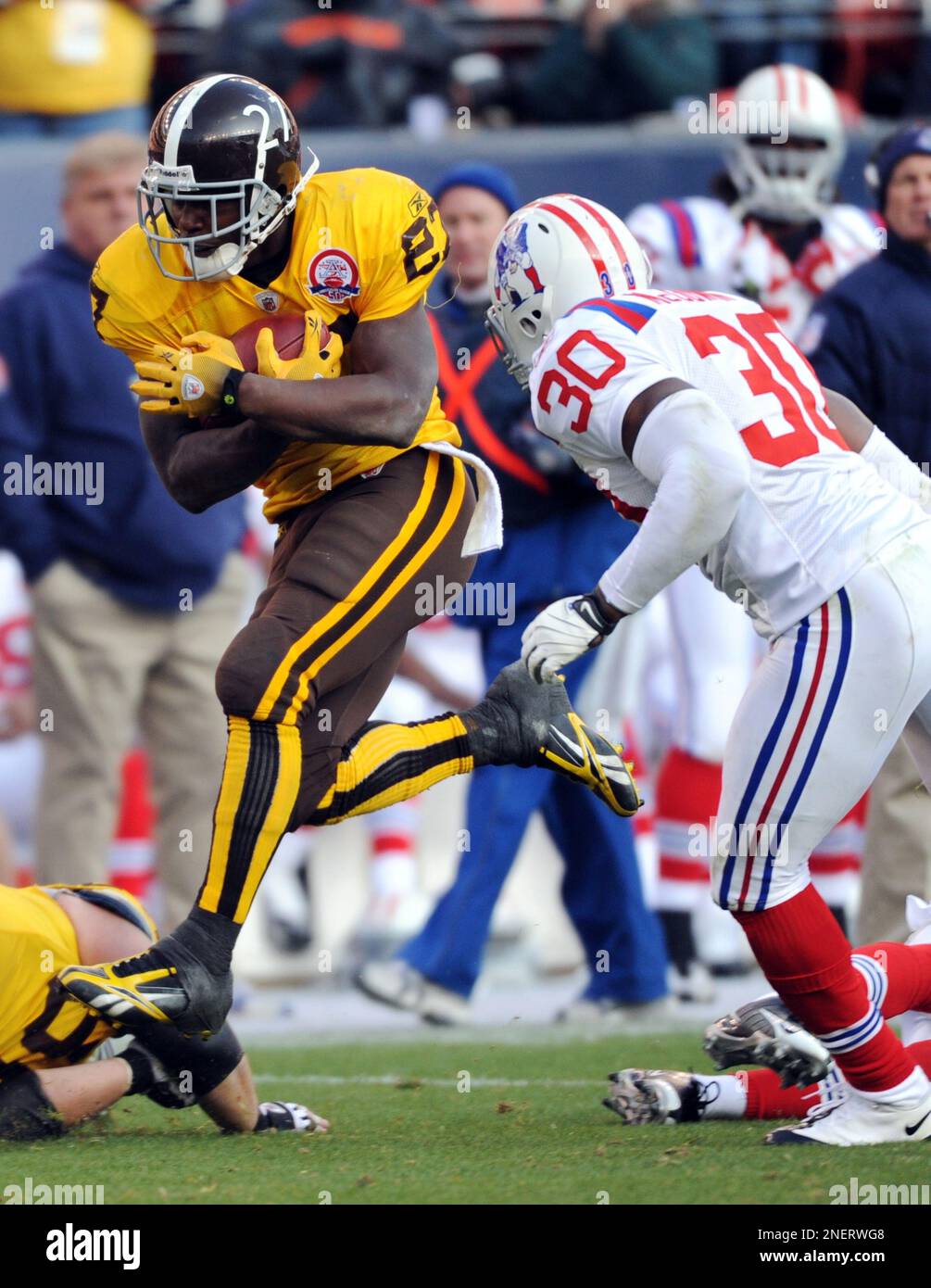 Denver Broncos' running back Knowshon Moreno tries to run past New ...