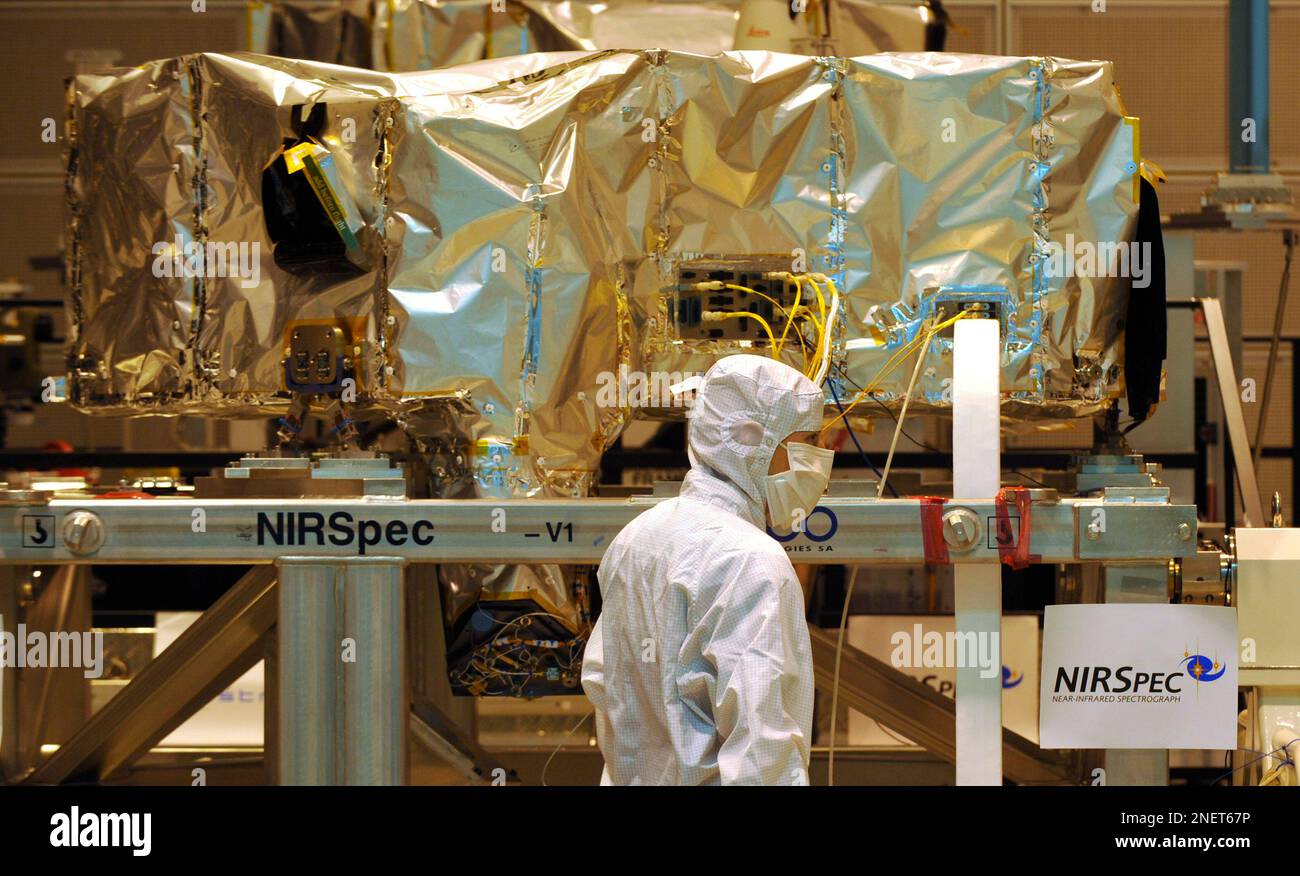 Mitarbeiter der EADS-Raumfahrtsparte Astrium kontrollieren am Mittwoch ...