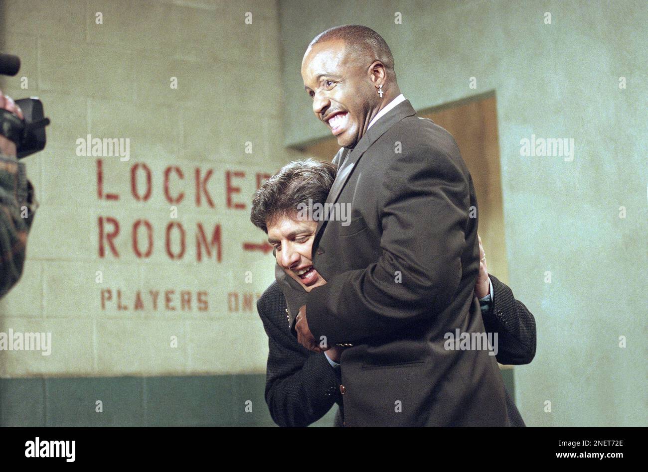 San Francisco Giants outfielder Barry Bonds holds ?Everybody Loves ...