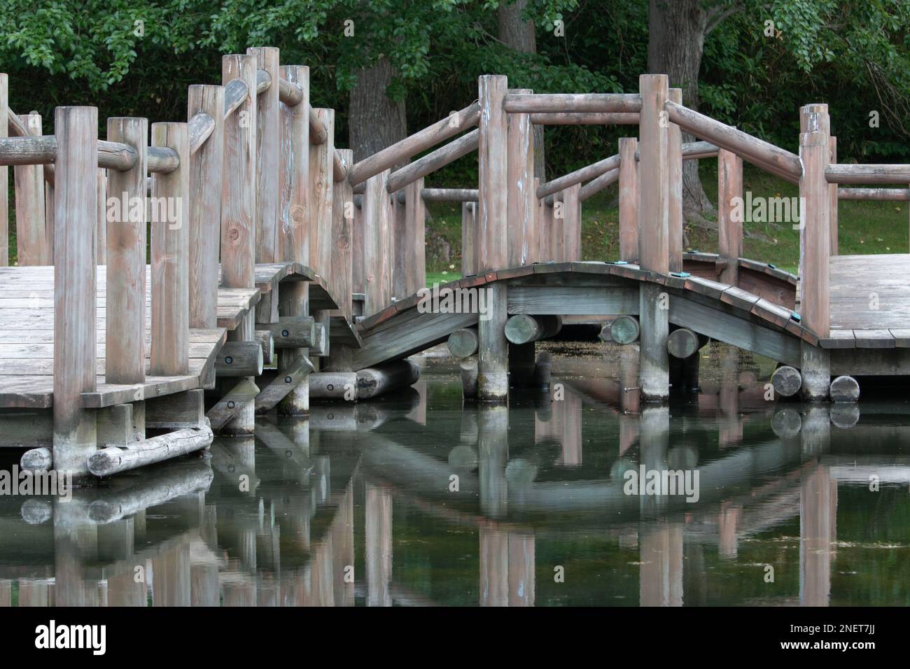 Pond bridges hi-res stock photography and images - Alamy