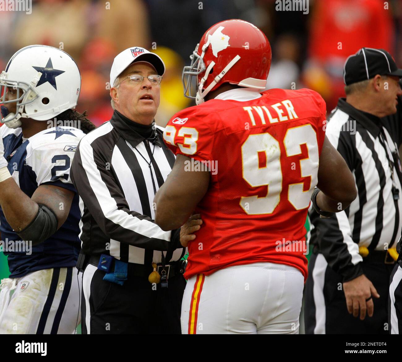 NFL referee Ron Winter talks with Kansas City Chiefs defensive tackle ...