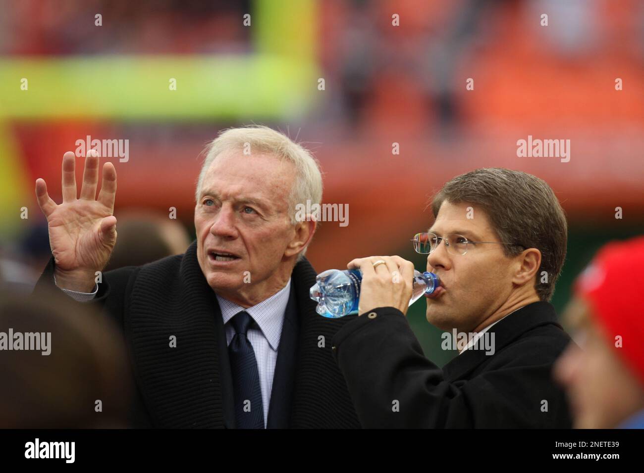 Dallas Cowboys owner Jerry Jones, left, and Kansas City Chiefs owner ...