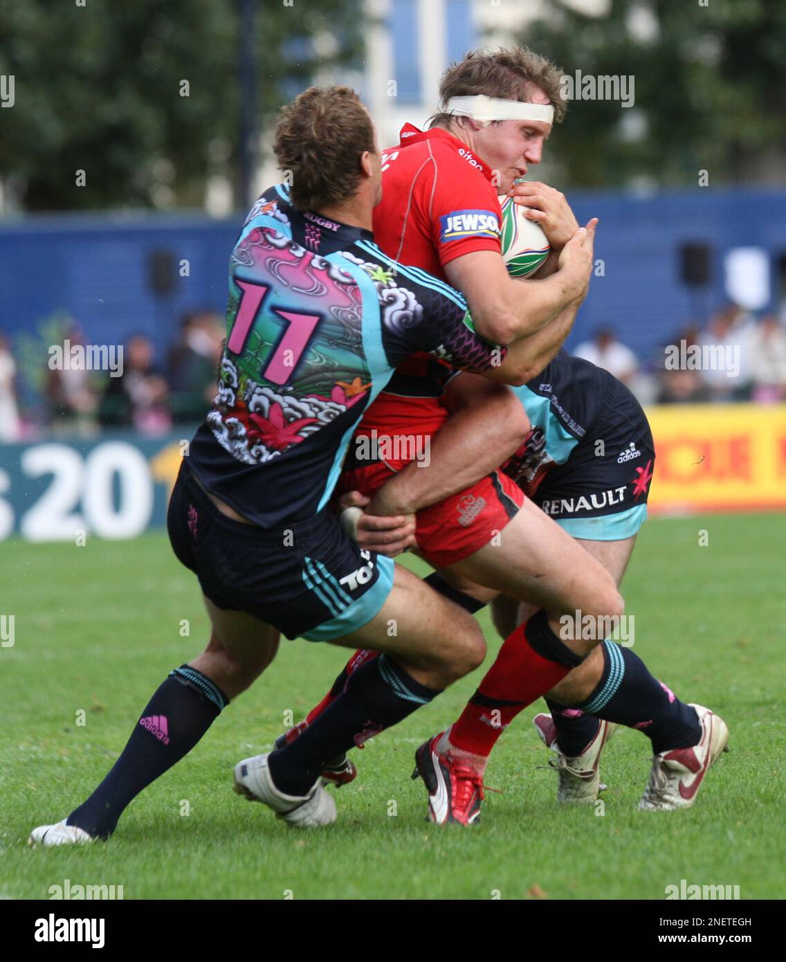 Edinburgh's Mark Robertson, center, is blocked by Mark Gasnier, left ...
