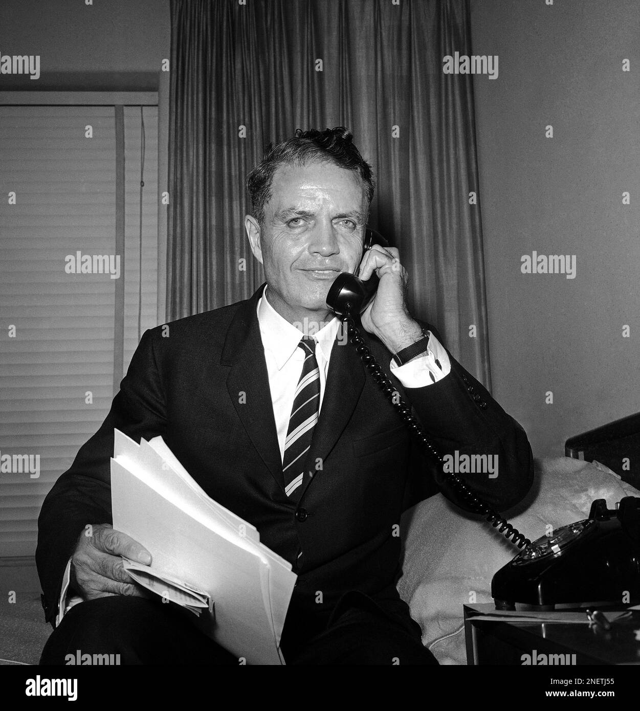 J. Fred Schlafly of Alton, Ill., marks time in his hotel room in ...