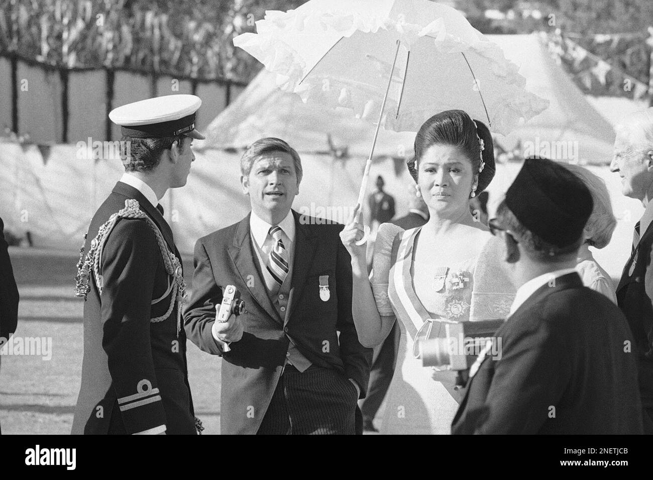 Sen. Charles Percy, R-Ill., right, discusses the finer points of home ...