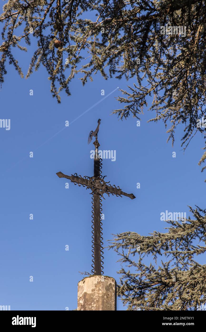 Croix en fer forgée située à côté de l'église Saint Pierre aux liens ...