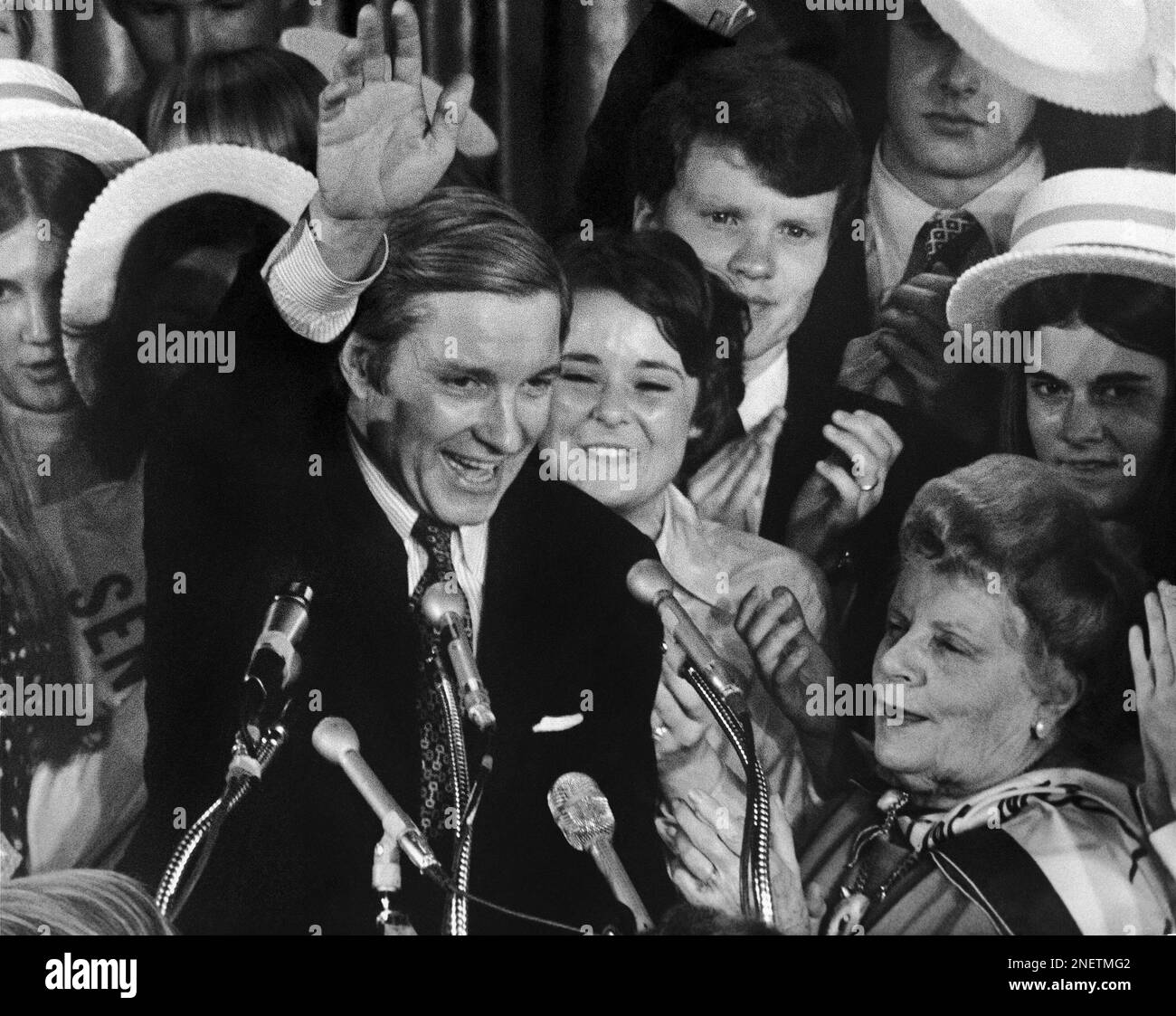 Sen. Charles Percy, R-Ill, waves to crowd of campaign workers at hotel ...