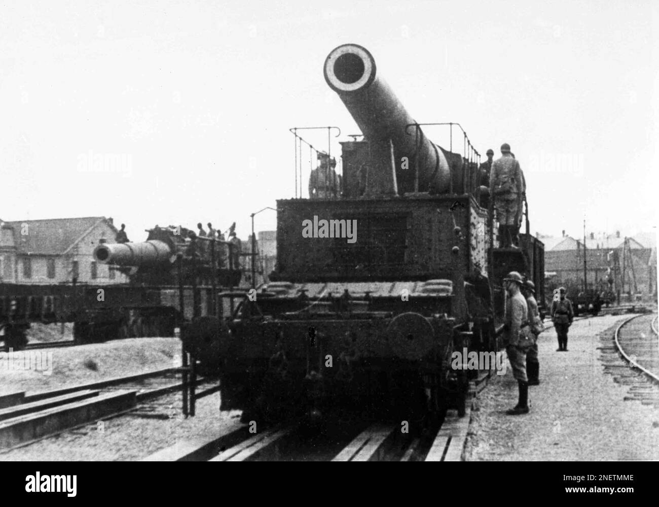Soldiers are trained on two giant French rail guns in a siding before ...