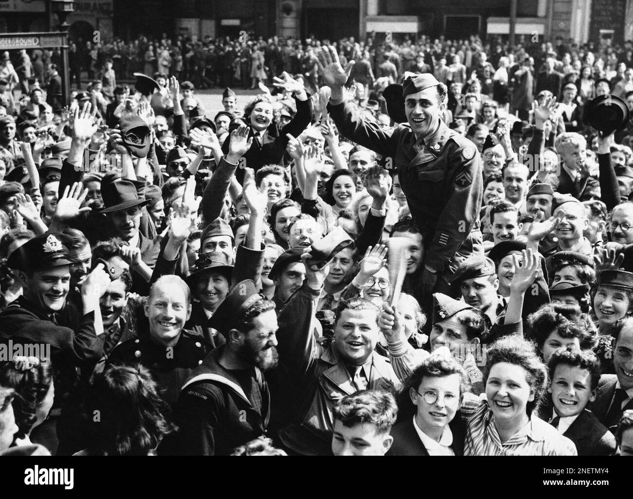 The jubilant crowds at Piccadilly Circus in London on hearing of the ...