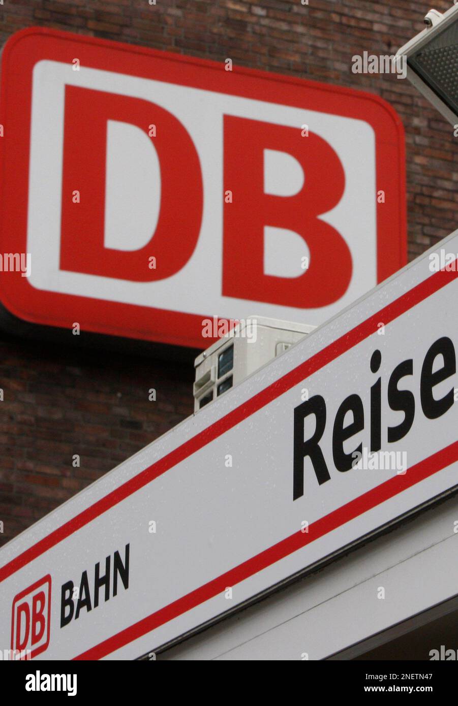 Ein Deutsche Bahn Logo ist am Dienstag, 6. Oktober 2009, am Haupt- Bahnhof in Duesseldorf ...