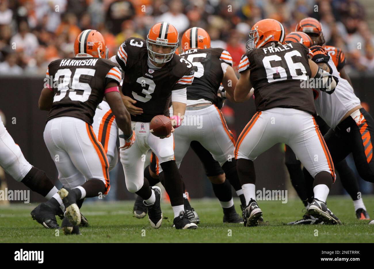 Cleveland Browns quarterback Derek Anderson hands off to running back ...
