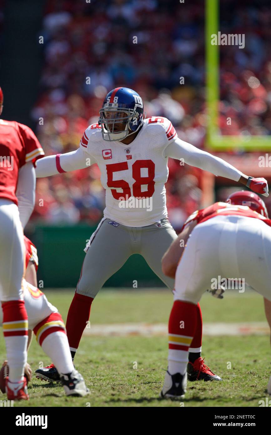 New York Giants linebacker Antonio Pierce takes up his position during ...