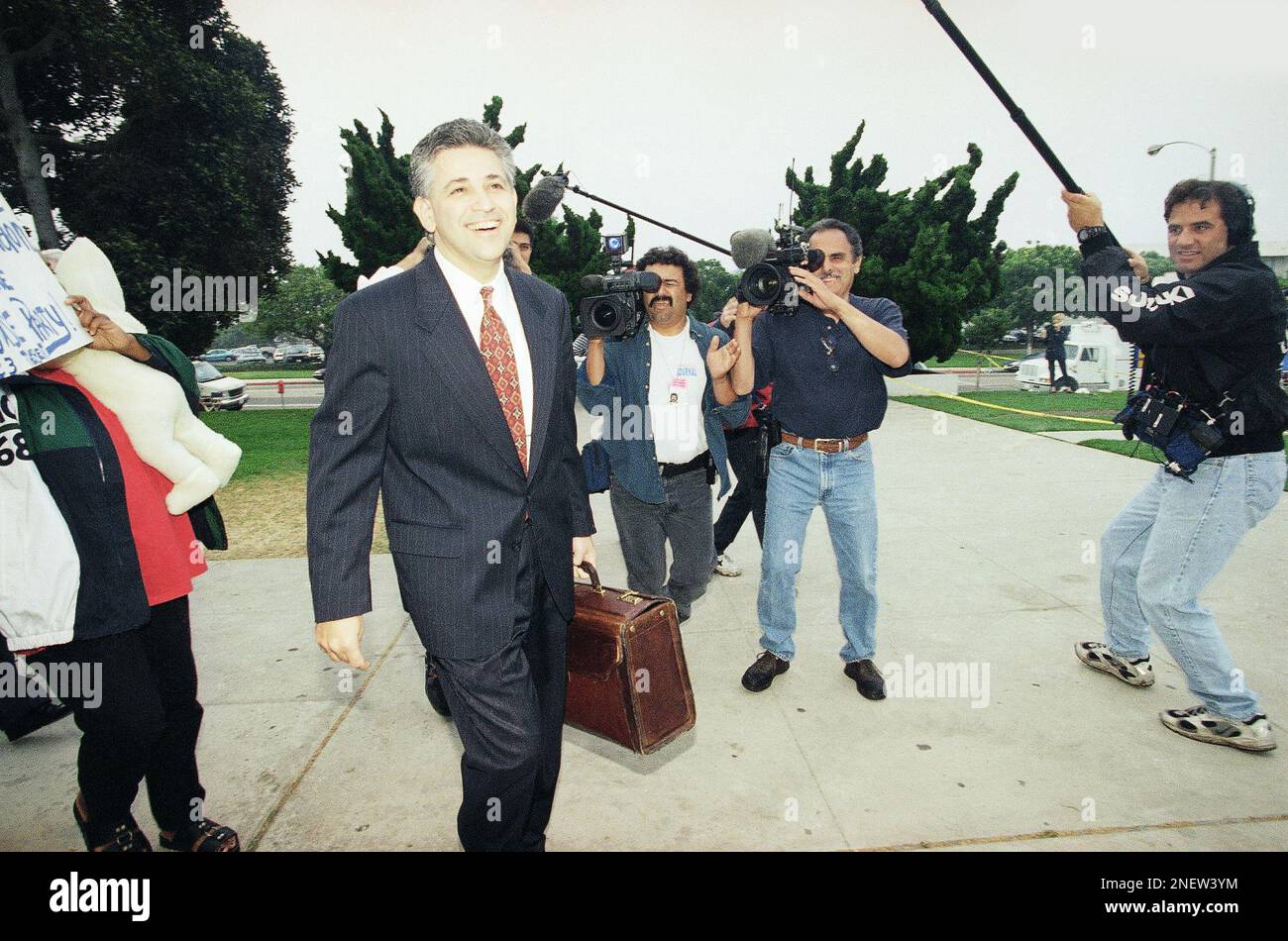 Attorney Daniel Petrocelli arrives for jury selection at Los Angeles ...