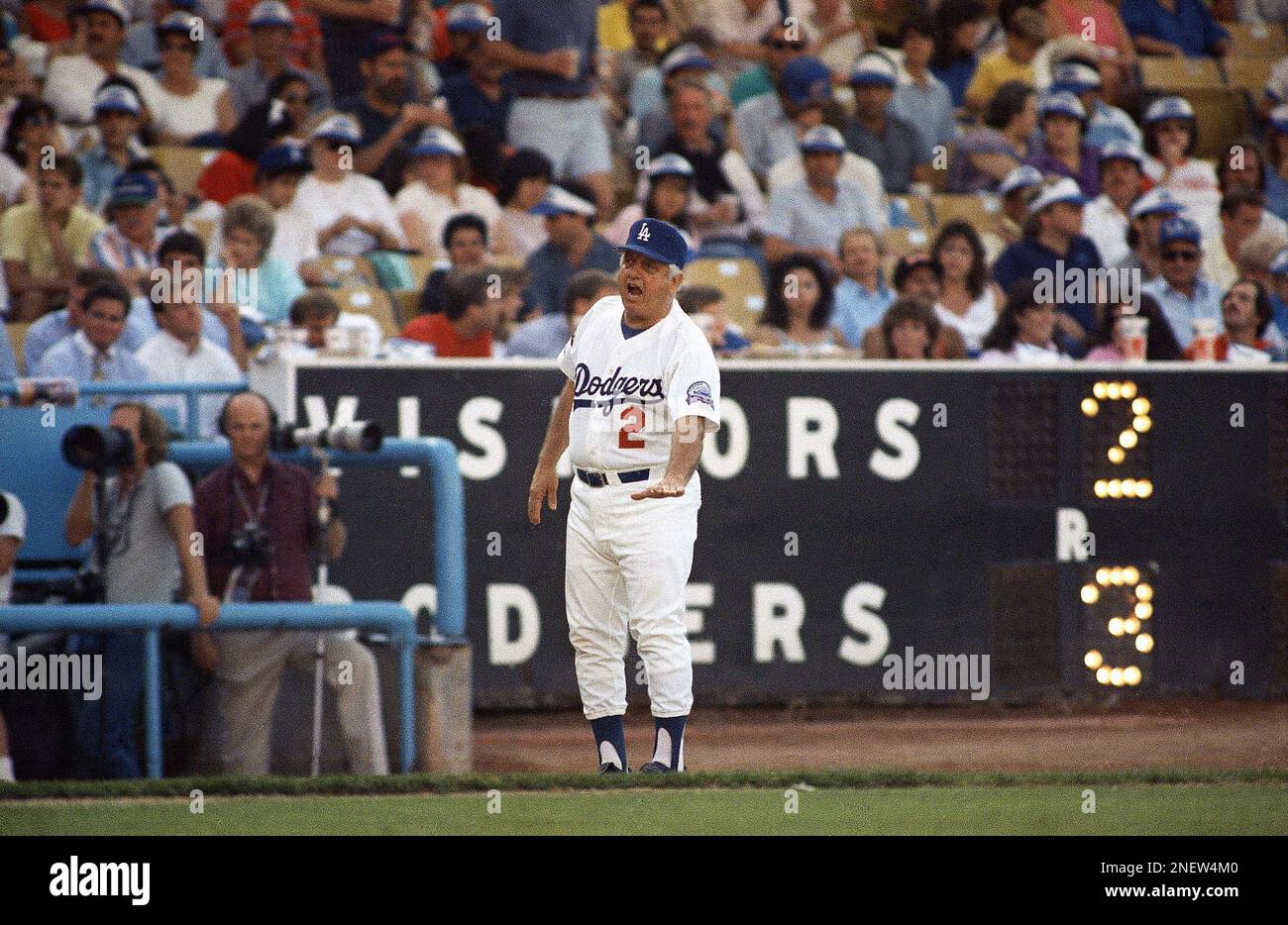 Los Angeles Dodgers’ manager Tommy Lasorda calls out and signals his ...