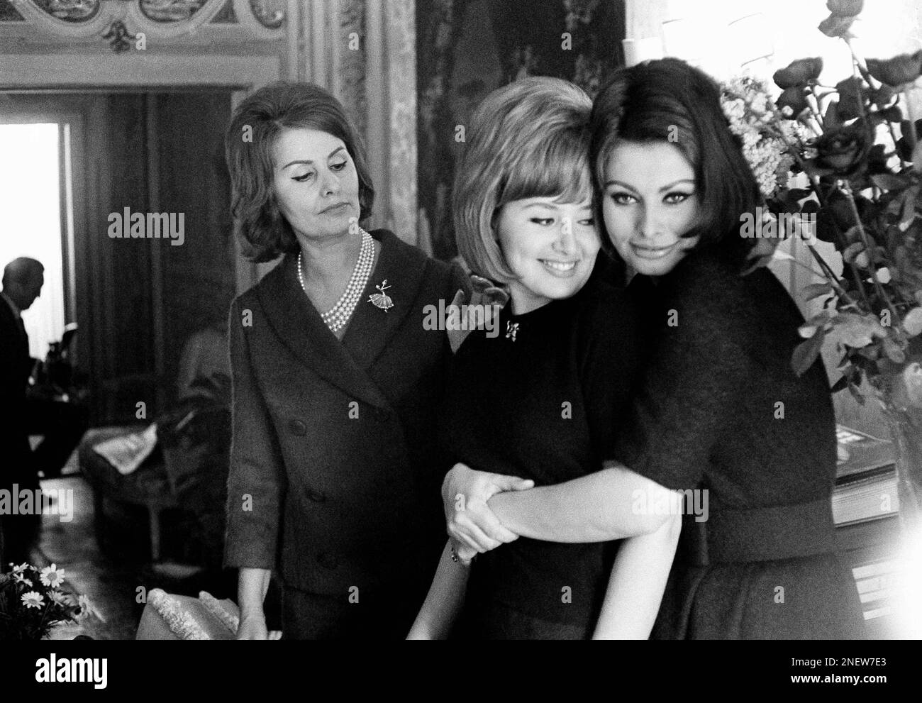 Italian actress Sophia Loren throws her arms around her sister, Mrs ...