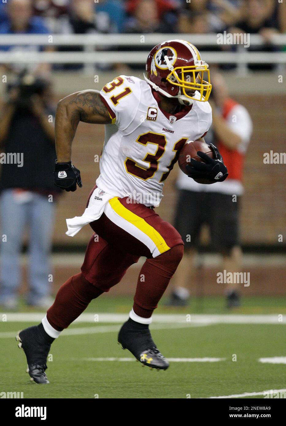 Washington Redskins running back Rock Cartwright returns a kick against ...